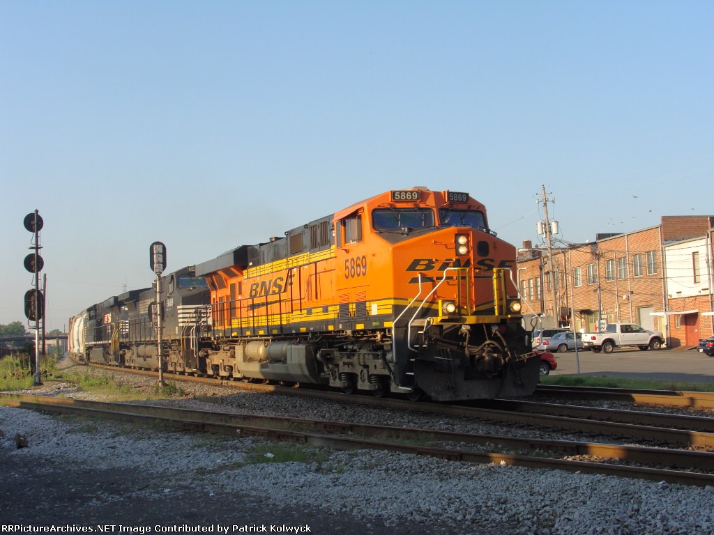 BNSF 5869